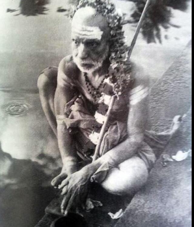 Periyava_sitting_on_kulam_Steps – Sage of Kanchi