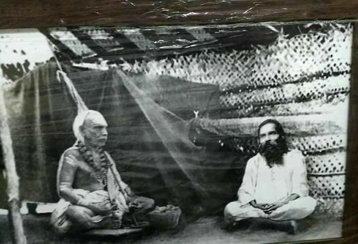 Rare photo of Mahaperiyava and Bagawan Yogi Ram Surathkumar – Sage of ...