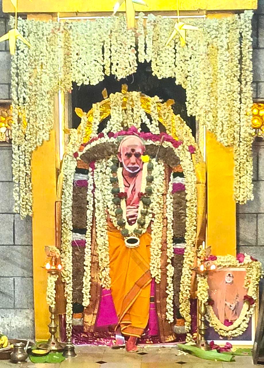 Very rare photos of Mahaperiyava – Sage of Kanchi