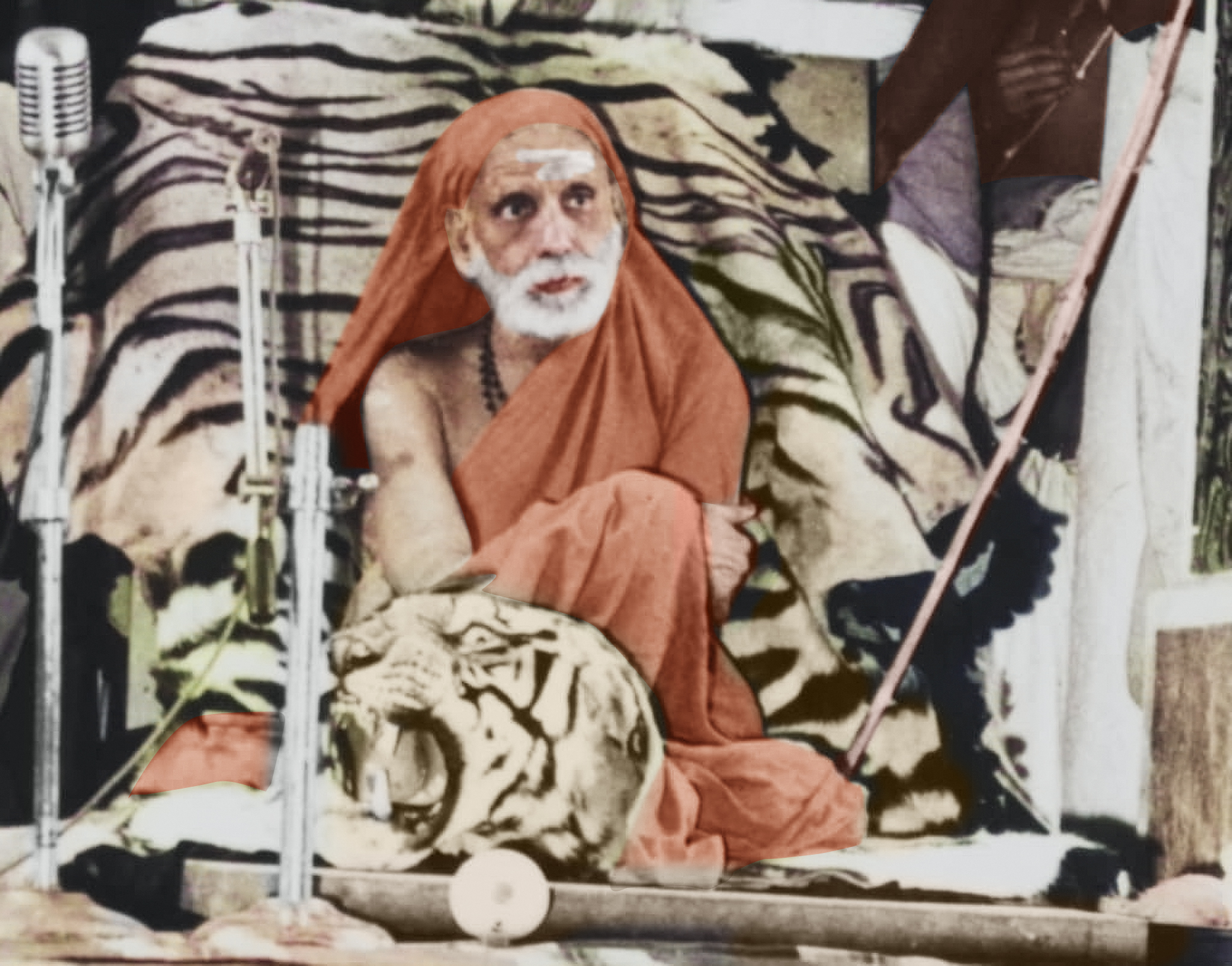 Maha Periyava Listening – Sage of Kanchi