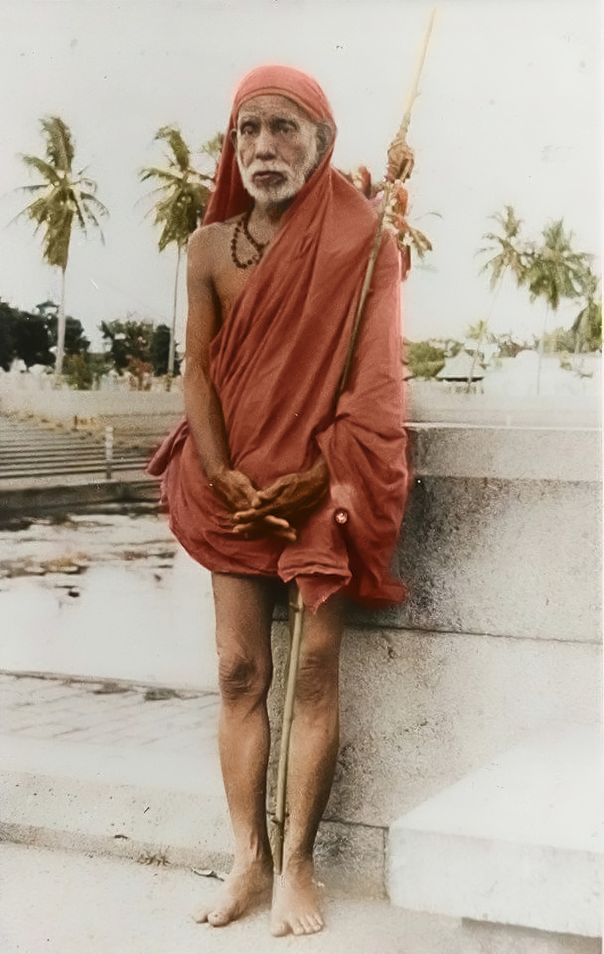 Maha Periyava Near Temple Tank – Sage of Kanchi